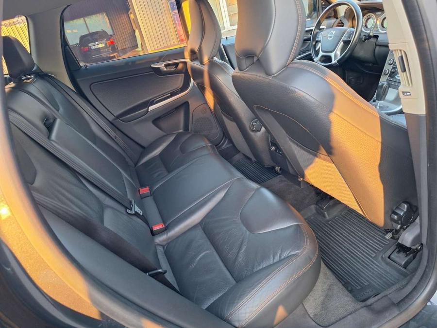 Grey Volvo XC60 2011 in Vilkaviskis, with an engine capacity of 2.40 L and mileage of 317 thousand km for 7300 €, photo 11 on AUTOMOTO.COM.LV