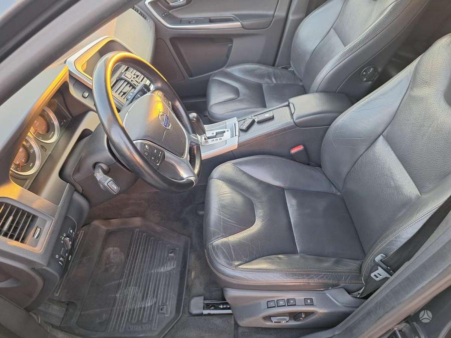 Grey Volvo XC60 2011 in Vilkaviskis, with an engine capacity of 2.40 L and mileage of 317 thousand km for 7300 €, photo 12 on AUTOMOTO.COM.LV