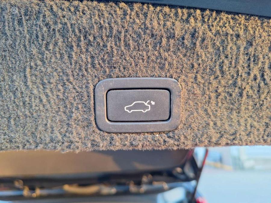 Grey Volvo XC60 2011 in Vilkaviskis, with an engine capacity of 2.40 L and mileage of 317 thousand km for 7300 €, photo 19 on AUTOMOTO.COM.LV