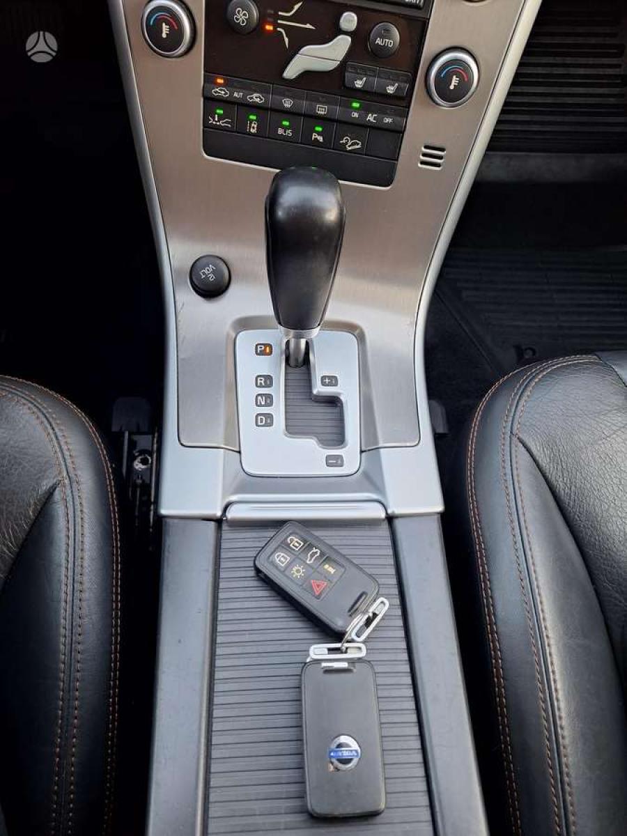 Grey Volvo XC60 2011 in Vilkaviskis, with an engine capacity of 2.40 L and mileage of 317 thousand km for 7300 €, photo 26 on AUTOMOTO.COM.LV