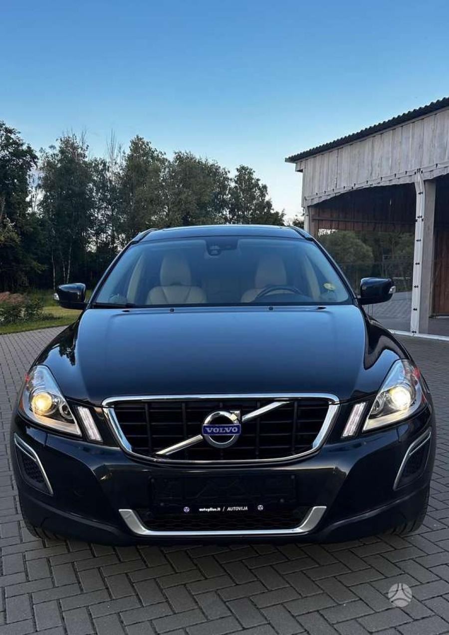 Grey Volvo XC60 2011 in Utena, with an engine capacity of 2.40 L and mileage of 320 thousand km for 8250 €, photo 6 on AUTOMOTO.COM.LV