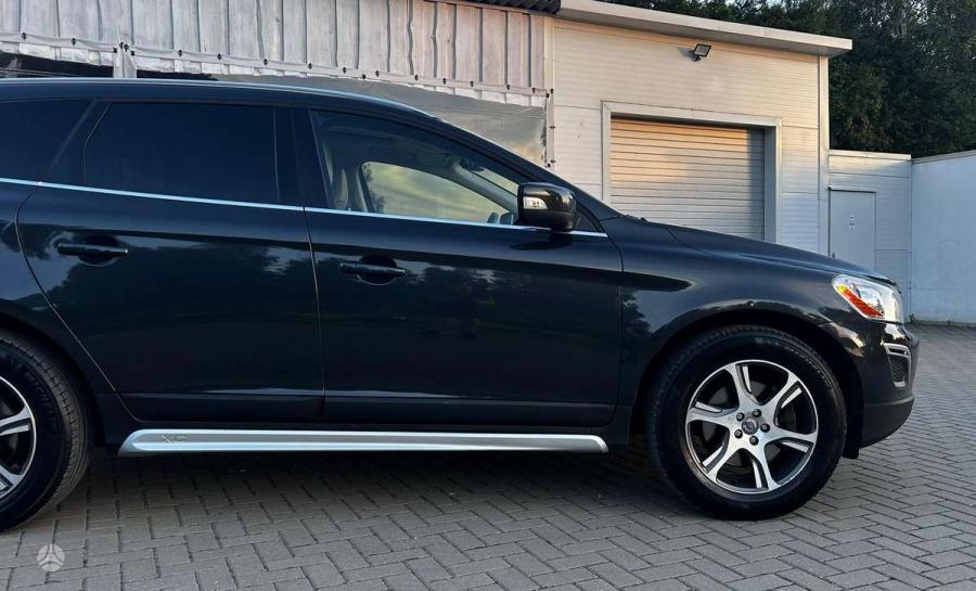 Grey Volvo XC60 2011 in Utena, with an engine capacity of 2.40 L and mileage of 320 thousand km for 8250 €, photo 10 on AUTOMOTO.COM.LV