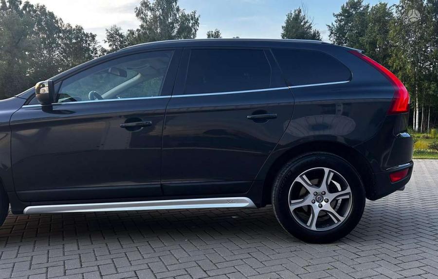 Grey Volvo XC60 2011 in Utena, with an engine capacity of 2.40 L and mileage of 320 thousand km for 8250 €, photo 13 on AUTOMOTO.COM.LV