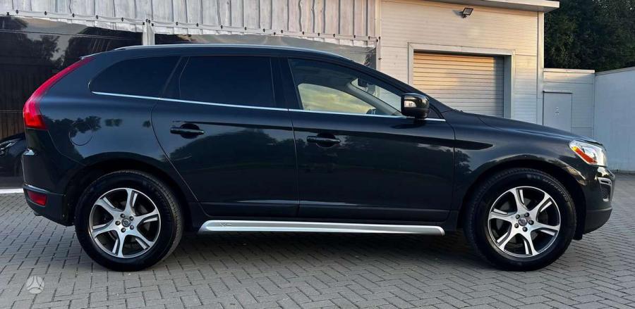 Grey Volvo XC60 2011 in Utena, with an engine capacity of 2.40 L and mileage of 320 thousand km for 8250 €, photo 15 on AUTOMOTO.COM.LV