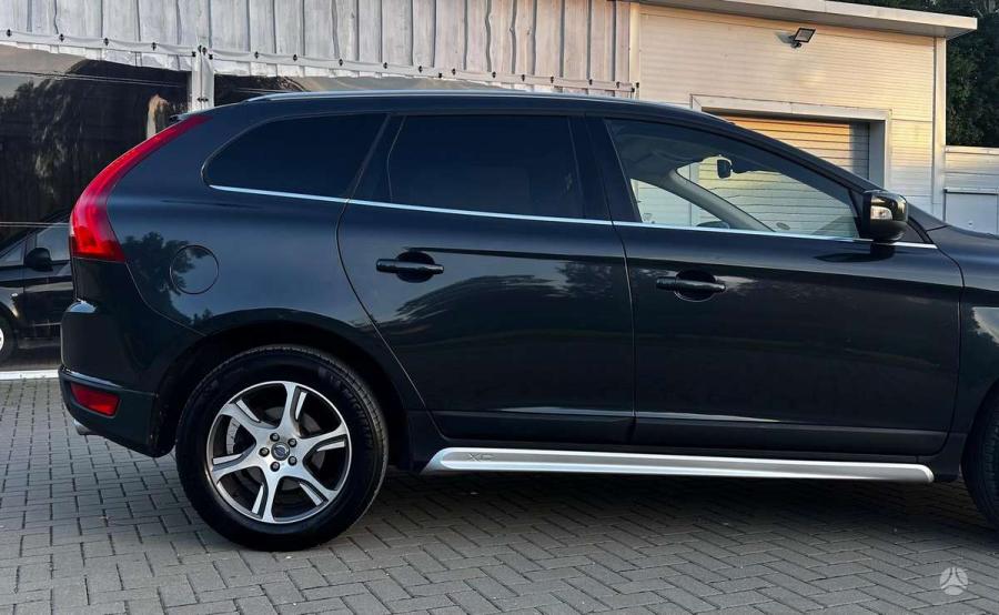 Grey Volvo XC60 2011 in Utena, with an engine capacity of 2.40 L and mileage of 320 thousand km for 8250 €, photo 17 on AUTOMOTO.COM.LV