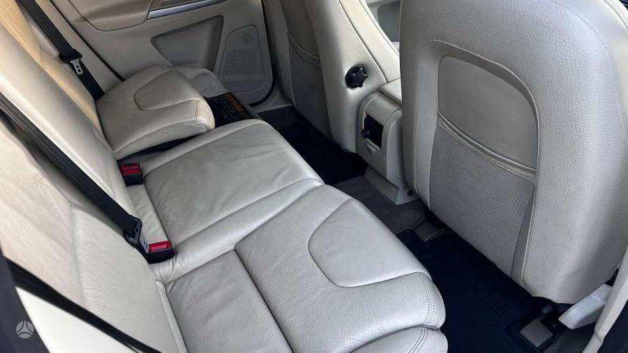 Grey Volvo XC60 2011 in Utena, with an engine capacity of 2.40 L and mileage of 320 thousand km for 8250 €, photo 26 on AUTOMOTO.COM.LV