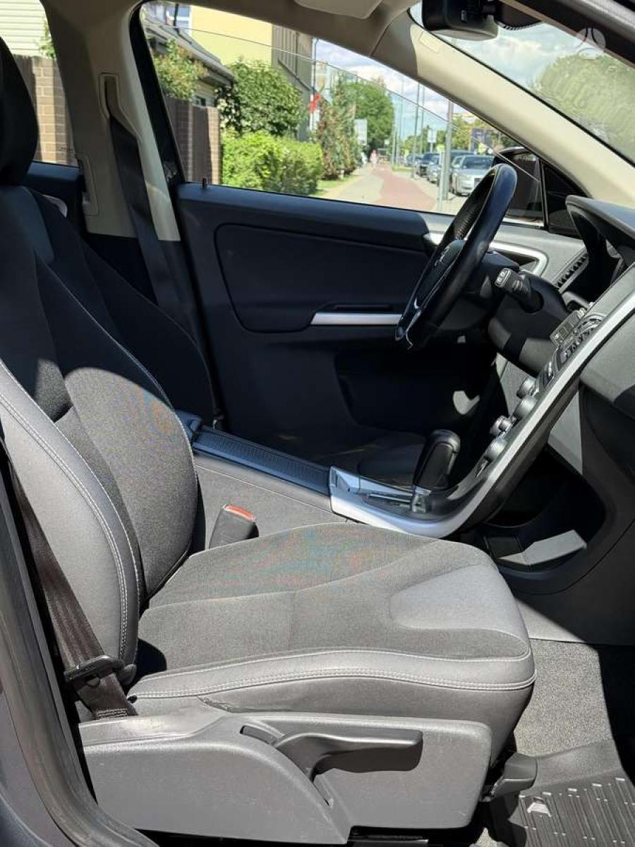 Grey Volvo XC60 2011 in Marijampole, with an engine capacity of 2.40 L and mileage of 220 thousand km for 9999 €, photo 15 on AUTOMOTO.COM.LV
