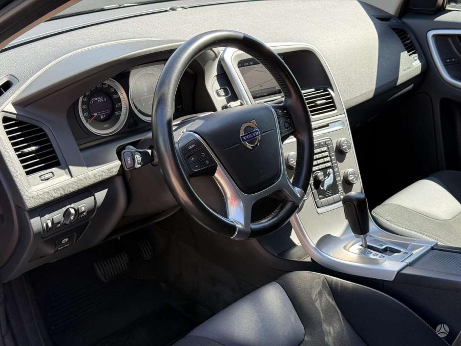Grey Volvo XC60 2011 in Marijampole, with an engine capacity of 2.40 L and mileage of 220 thousand km for 9999 €, photo 24 on AUTOMOTO.COM.LV