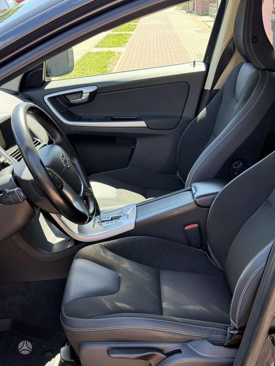 Grey Volvo XC60 2011 in Marijampole, with an engine capacity of 2.40 L and mileage of 220 thousand km for 9999 €, photo 25 on AUTOMOTO.COM.LV