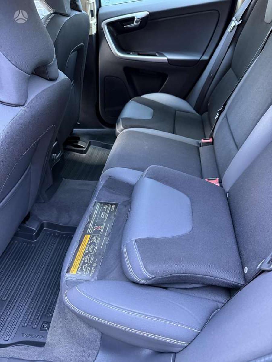 Grey Volvo XC60 2011 in Marijampole, with an engine capacity of 2.40 L and mileage of 220 thousand km for 9999 €, photo 26 on AUTOMOTO.COM.LV