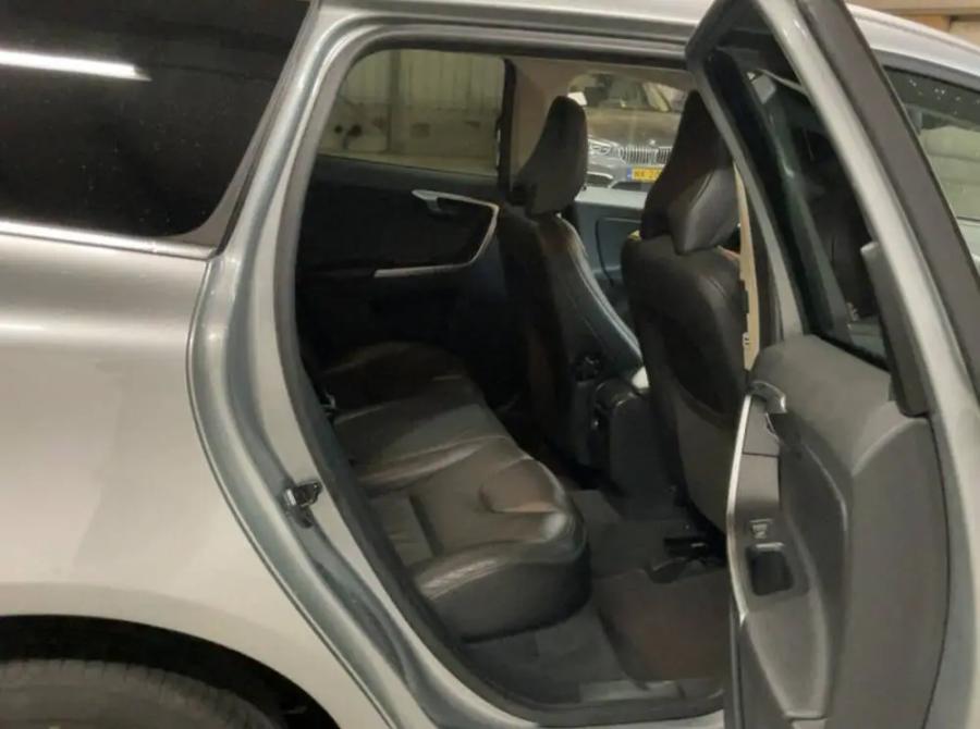 Pelēks Volvo XC60 2011 Jūrmala, ar dzinēja tilpumu 2.00 L un nobraukumu 212 tūkst. km par 10450 €, foto 15 vietnē AUTOMOTO.COM.LV
