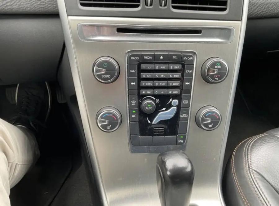Pelēks Volvo XC60 2011 Jūrmala, ar dzinēja tilpumu 2.00 L un nobraukumu 212 tūkst. km par 10450 €, foto 18 vietnē AUTOMOTO.COM.LV