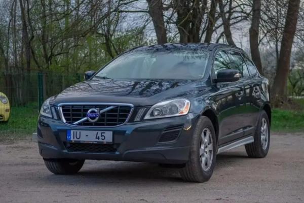 Pelēks Volvo XC60 2011 Grobiņa, ar dzinēja tilpumu 2.40 L un nobraukumu 243 tūkst. km par 10700 €, foto 1 vietnē AUTOMOTO.COM.LV