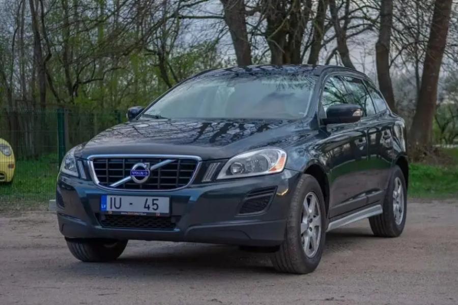 Grey Volvo XC60 2011 in Grobiņa, with an engine capacity of 2.40 L and mileage of 243 thousand km for 10700 €, photo 1 on AUTOMOTO.COM.LV