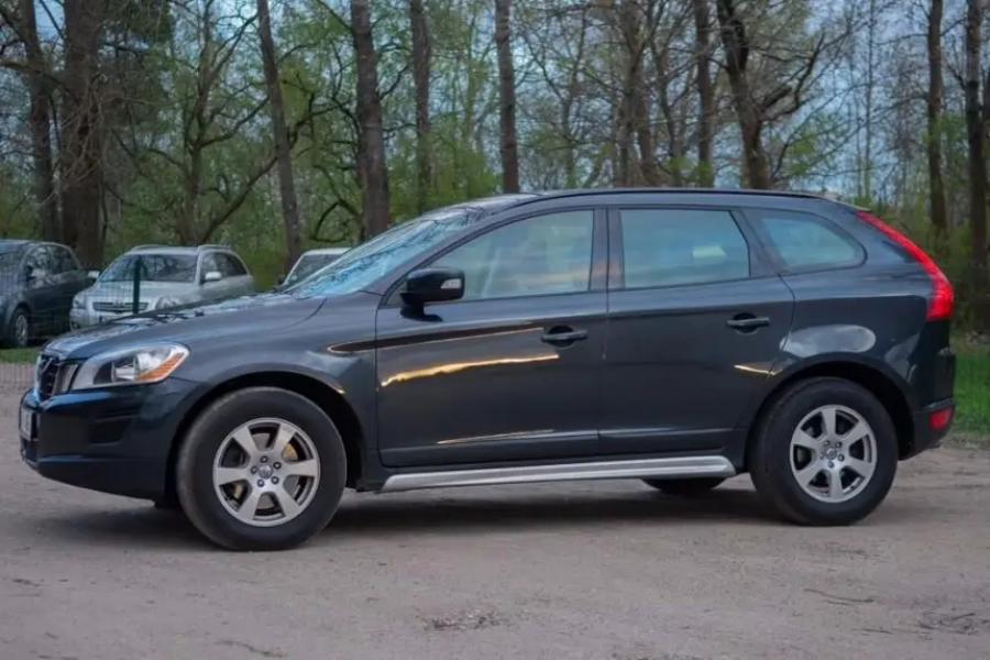 Grey Volvo XC60 2011 in Grobiņa, with an engine capacity of 2.40 L and mileage of 243 thousand km for 10700 €, photo 4 on AUTOMOTO.COM.LV