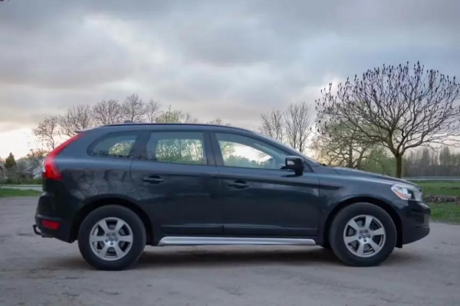 Grey Volvo XC60 2011 in Grobiņa, with an engine capacity of 2.40 L and mileage of 243 thousand km for 10700 €, photo 8 on AUTOMOTO.COM.LV