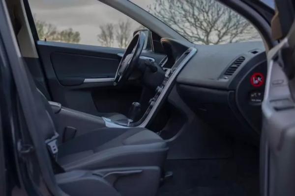 Pelēks Volvo XC60 2011 Grobiņa, ar dzinēja tilpumu 2.40 L un nobraukumu 243 tūkst. km par 10700 €, foto 10 vietnē AUTOMOTO.COM.LV