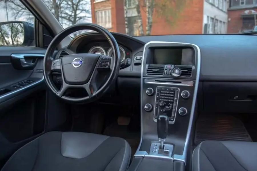 Grey Volvo XC60 2011 in Grobiņa, with an engine capacity of 2.40 L and mileage of 243 thousand km for 10700 €, photo 16 on AUTOMOTO.COM.LV