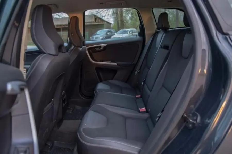 Grey Volvo XC60 2011 in Grobiņa, with an engine capacity of 2.40 L and mileage of 243 thousand km for 10700 €, photo 17 on AUTOMOTO.COM.LV