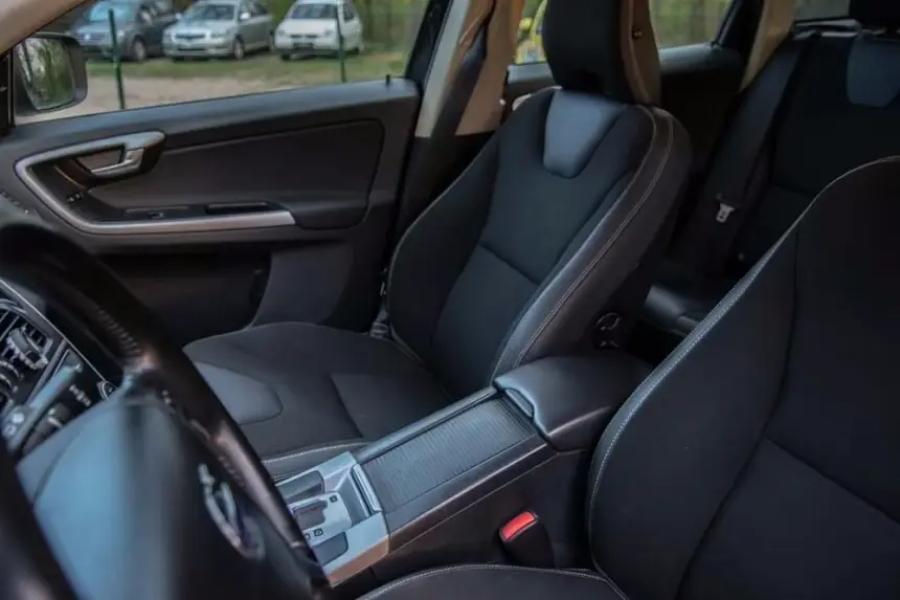 Grey Volvo XC60 2011 in Grobiņa, with an engine capacity of 2.40 L and mileage of 243 thousand km for 10700 €, photo 19 on AUTOMOTO.COM.LV