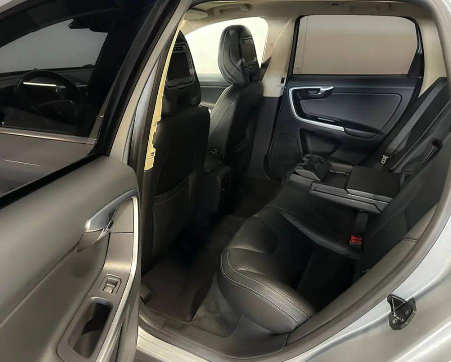Pelēks Volvo XC60 2011 Jūrmala, ar dzinēja tilpumu 2.40 L un nobraukumu 322 tūkst. km par 10995 €, foto 35 vietnē AUTOMOTO.COM.LV