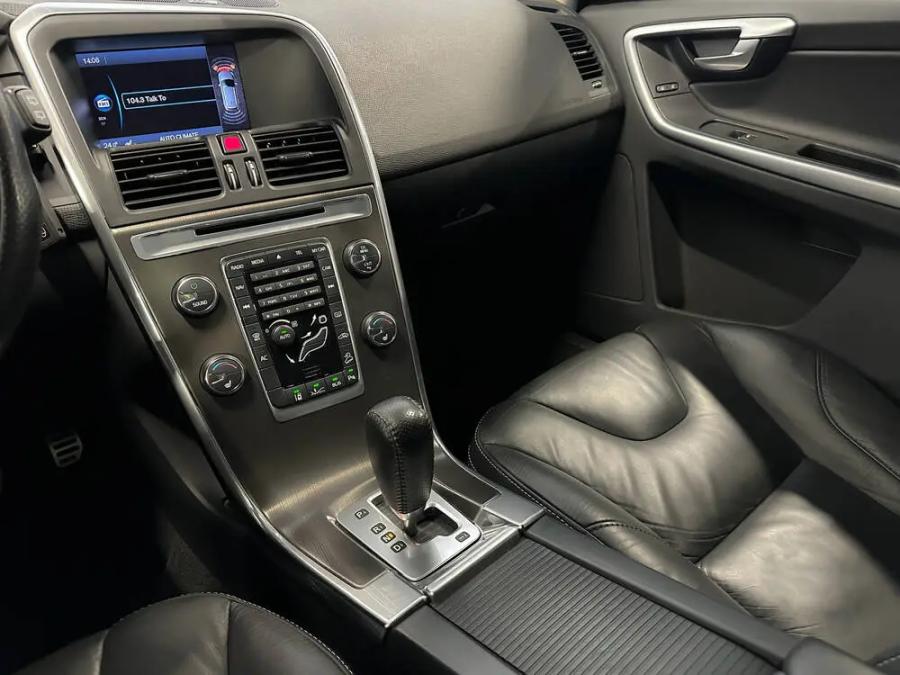 Pelēks Volvo XC60 2011 Jūrmala, ar dzinēja tilpumu 2.40 L un nobraukumu 322 tūkst. km par 10995 €, foto 36 vietnē AUTOMOTO.COM.LV