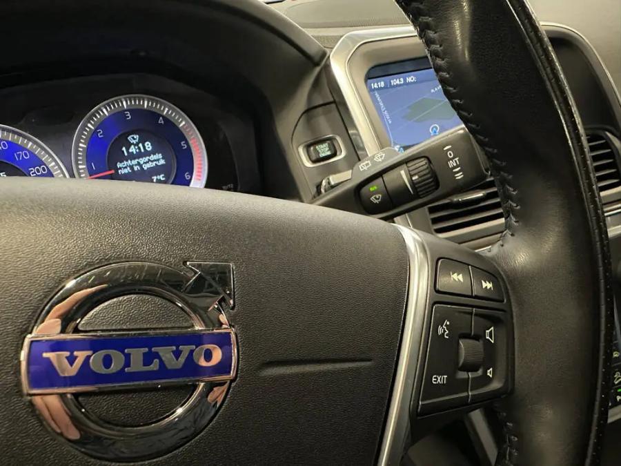 Pelēks Volvo XC60 2011 Jūrmala, ar dzinēja tilpumu 2.40 L un nobraukumu 322 tūkst. km par 10995 €, foto 39 vietnē AUTOMOTO.COM.LV