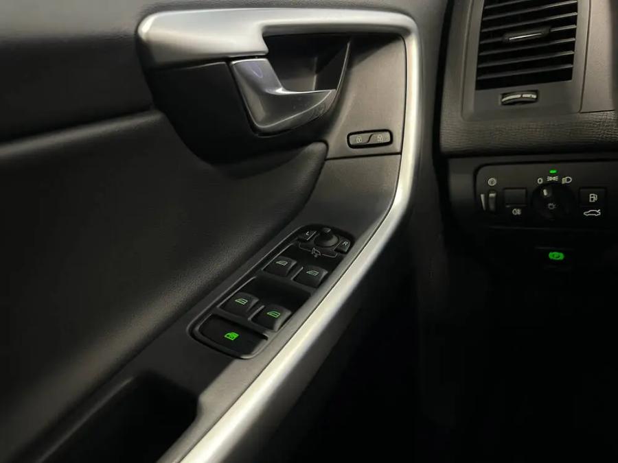Pelēks Volvo XC60 2011 Jūrmala, ar dzinēja tilpumu 2.40 L un nobraukumu 322 tūkst. km par 10995 €, foto 48 vietnē AUTOMOTO.COM.LV