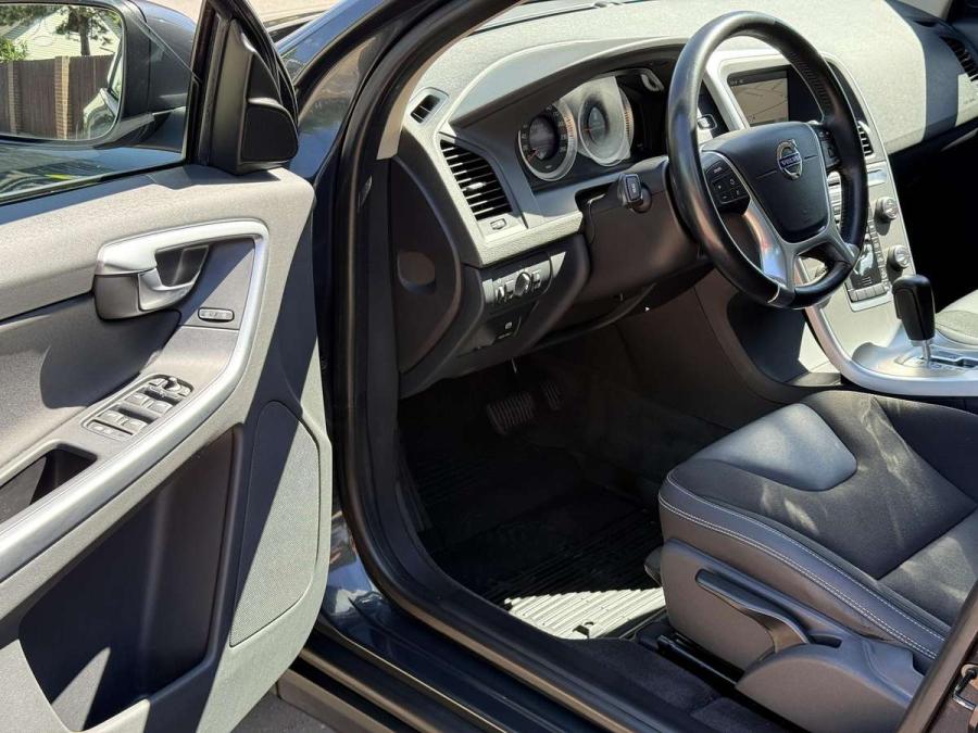 Grey Volvo XC60 2011 in Marijampole, with an engine capacity of 2.40 L and mileage of 220 thousand km for 9999 €, photo 19 on AUTOMOTO.COM.LV