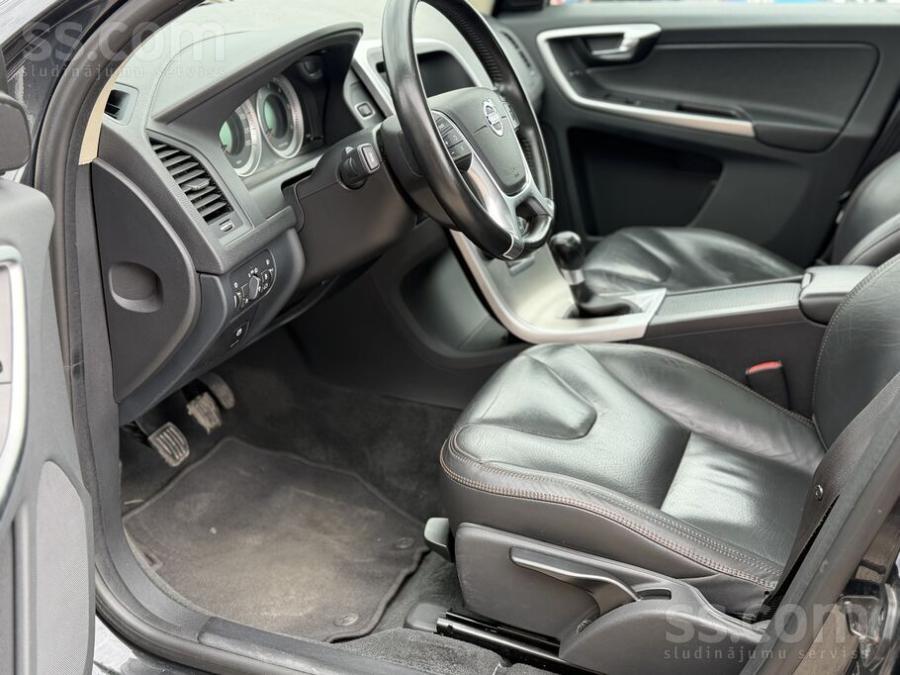 Grey Volvo XC60 2011 in Riga, with an engine capacity of 2.40 L and mileage of 255 thousand km for 10450 €, photo 7 on AUTOMOTO.COM.LV