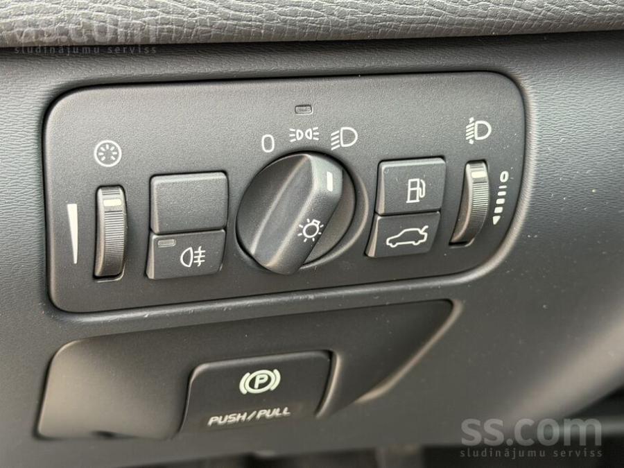 Grey Volvo XC60 2011 in Riga, with an engine capacity of 2.40 L and mileage of 255 thousand km for 10450 €, photo 10 on AUTOMOTO.COM.LV