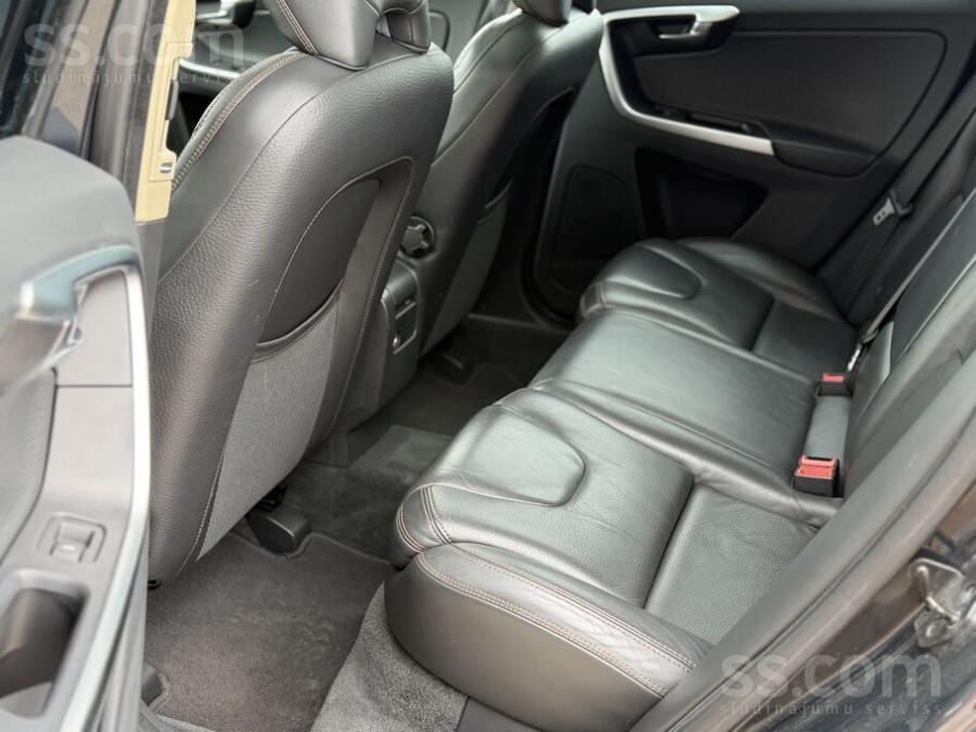 Grey Volvo XC60 2011 in Riga, with an engine capacity of 2.40 L and mileage of 255 thousand km for 10450 €, photo 14 on AUTOMOTO.COM.LV