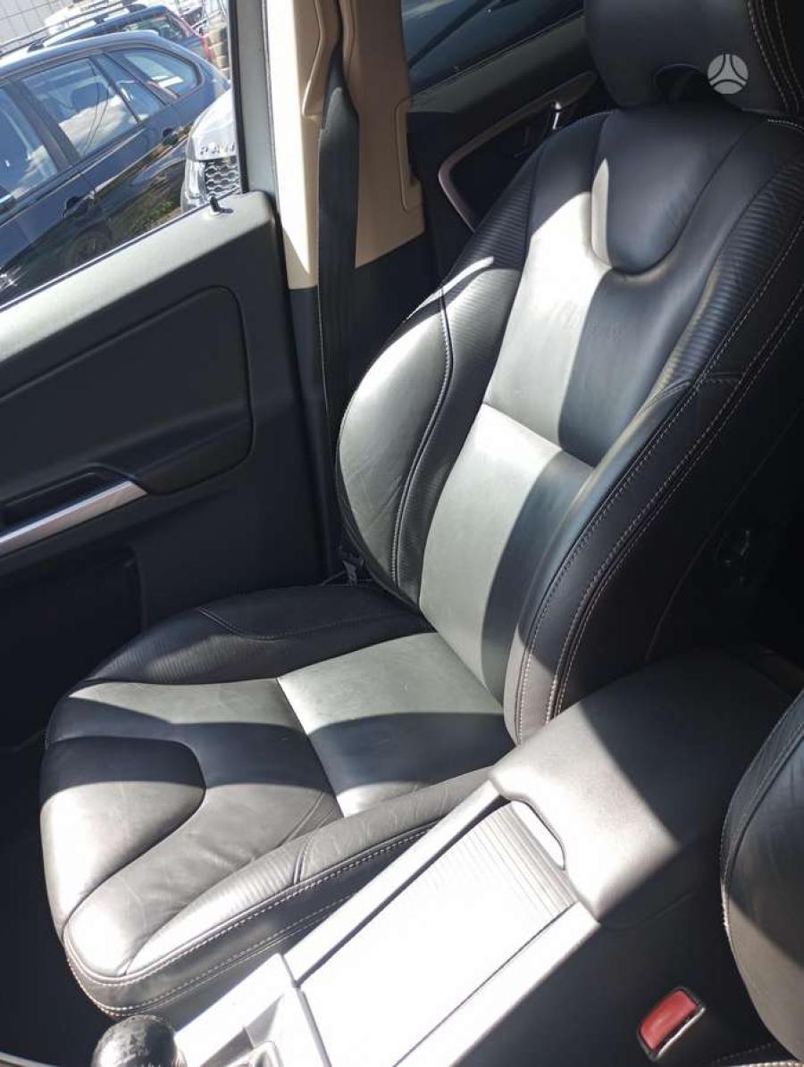 Grey Volvo XC60 2011 in Kaunas, with an engine capacity of 1.98 L and mileage of 280 thousand km for 7400 €, photo 16 on AUTOMOTO.COM.LV