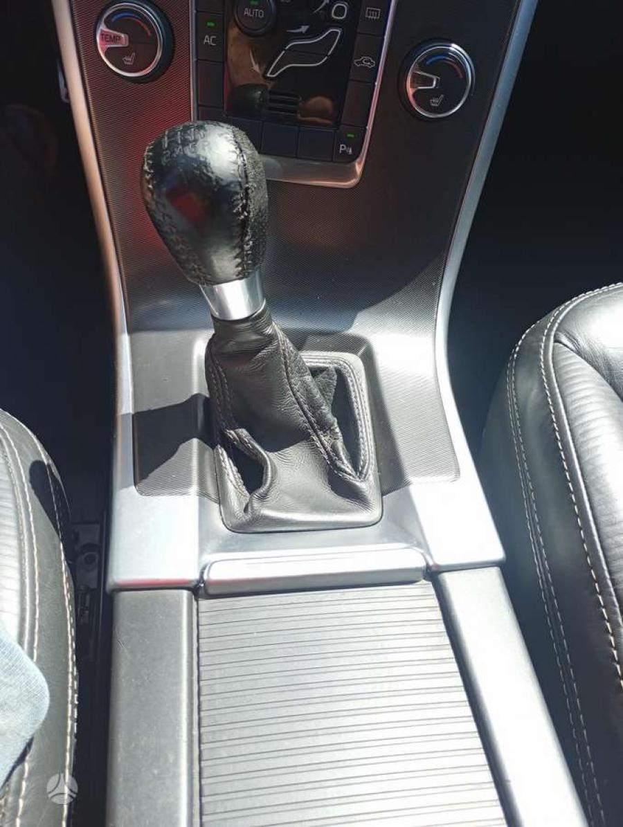 Grey Volvo XC60 2011 in Kaunas, with an engine capacity of 1.98 L and mileage of 280 thousand km for 7400 €, photo 19 on AUTOMOTO.COM.LV