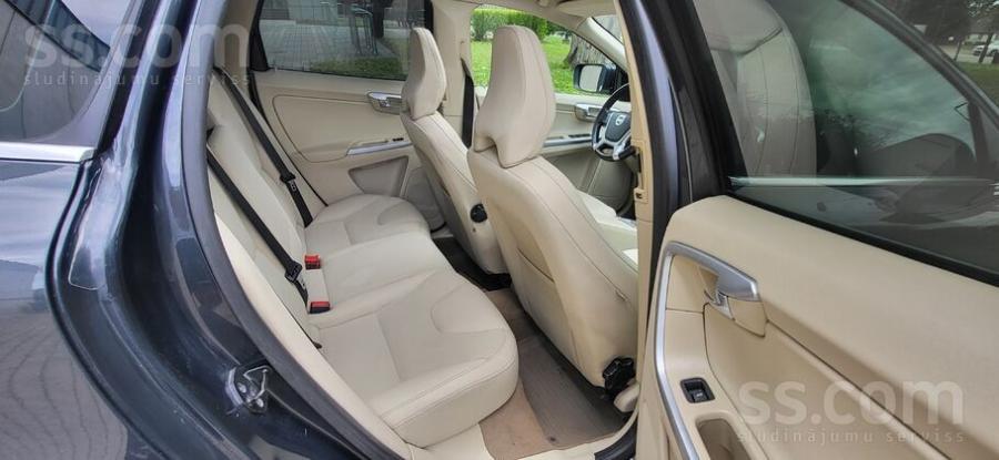 Grey Volvo XC60 2011 in Tukums, with an engine capacity of 2.00 L and mileage of 402 thousand km for 4990 €, photo 10 on AUTOMOTO.COM.LV