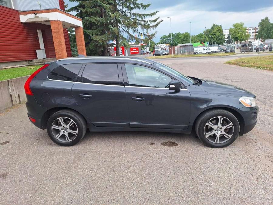 Grey Volvo XC60 2011 in Marijampole, with an engine capacity of 2.40 L and mileage of 317 thousand km for 7200 €, photo 7 on AUTOMOTO.COM.LV