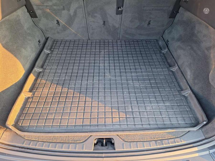 Grey Volvo XC60 2011 in Marijampole, with an engine capacity of 2.40 L and mileage of 317 thousand km for 7200 €, photo 16 on AUTOMOTO.COM.LV