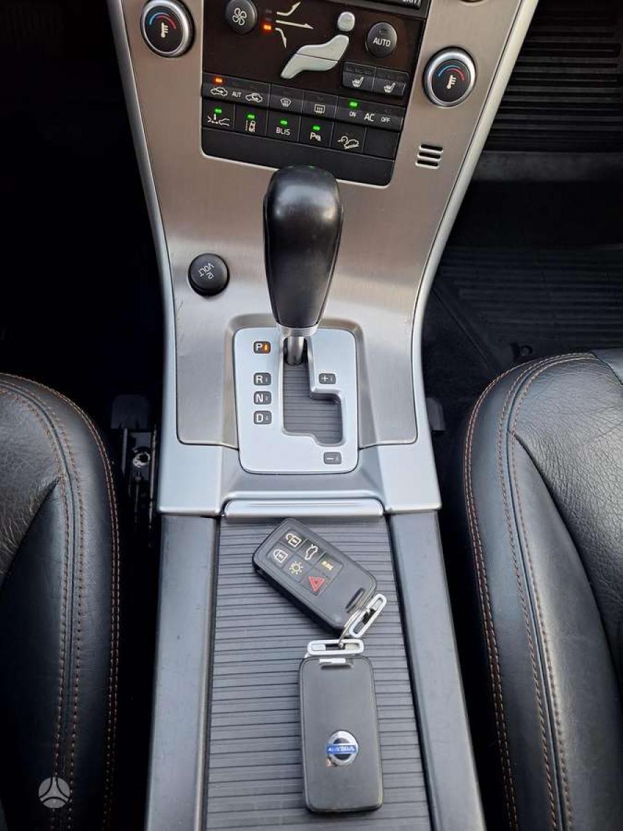 Grey Volvo XC60 2011 in Marijampole, with an engine capacity of 2.40 L and mileage of 317 thousand km for 7200 €, photo 28 on AUTOMOTO.COM.LV