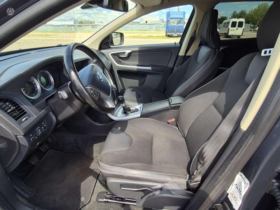 Pelēks Volvo XC60 2011 Šauļi, ar dzinēja tilpumu 1.98 L un nobraukumu 238 tūkst. km par 8350 €, foto 25 vietnē AUTOMOTO.COM.LV