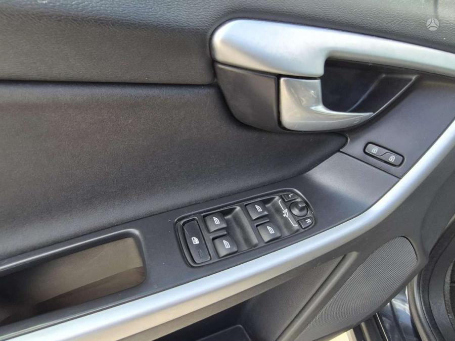 Pelēks Volvo XC60 2011 Šauļi, ar dzinēja tilpumu 1.98 L un nobraukumu 238 tūkst. km par 8350 €, foto 26 vietnē AUTOMOTO.COM.LV