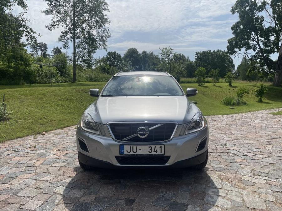 Grey Volvo XC60 2011 in Riga, with an engine capacity of 2.40 L and mileage of 293 thousand km for 6500 €, photo 3 on AUTOMOTO.COM.LV