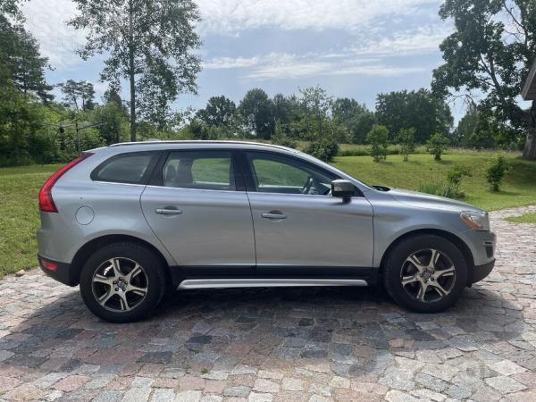 Grey Volvo XC60 2011 in Riga, with an engine capacity of 2.40 L and mileage of 293 thousand km for 6500 €, photo 3 on AUTOMOTO.COM.LV