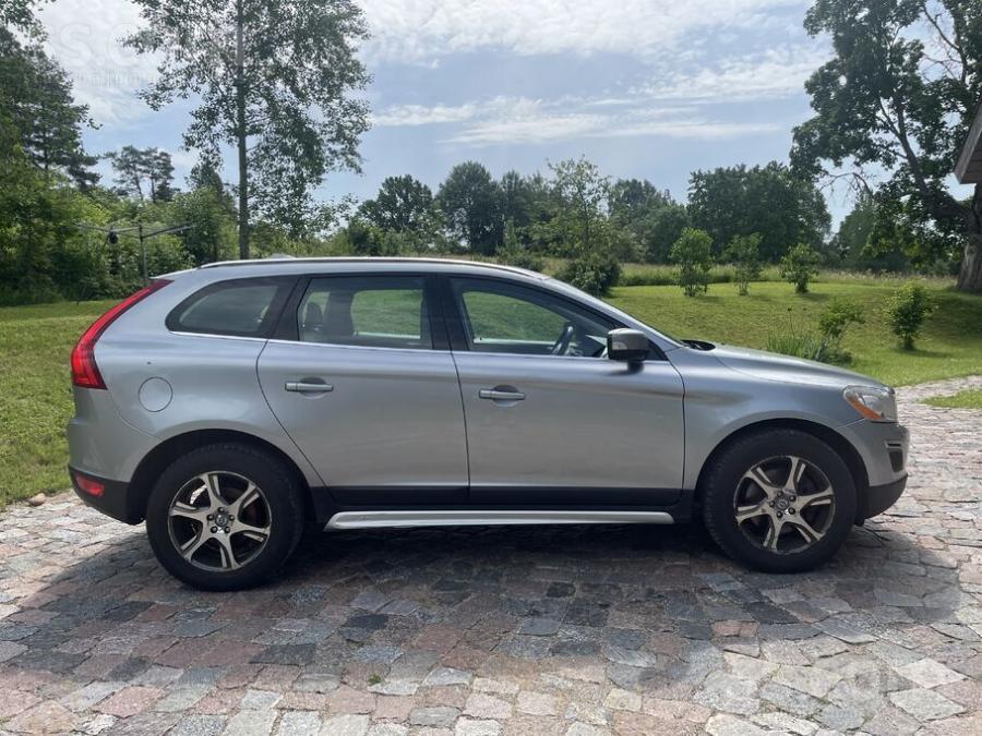 Grey Volvo XC60 2011 in Riga, with an engine capacity of 2.40 L and mileage of 293 thousand km for 6500 €, photo 4 on AUTOMOTO.COM.LV