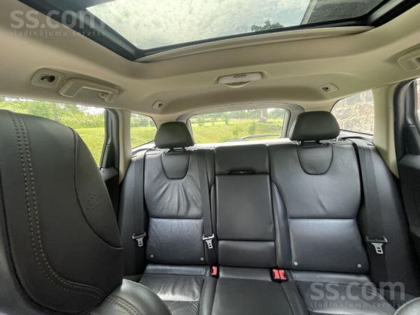 Grey Volvo XC60 2011 in Riga, with an engine capacity of 2.40 L and mileage of 293 thousand km for 6500 €, photo 7 on AUTOMOTO.COM.LV