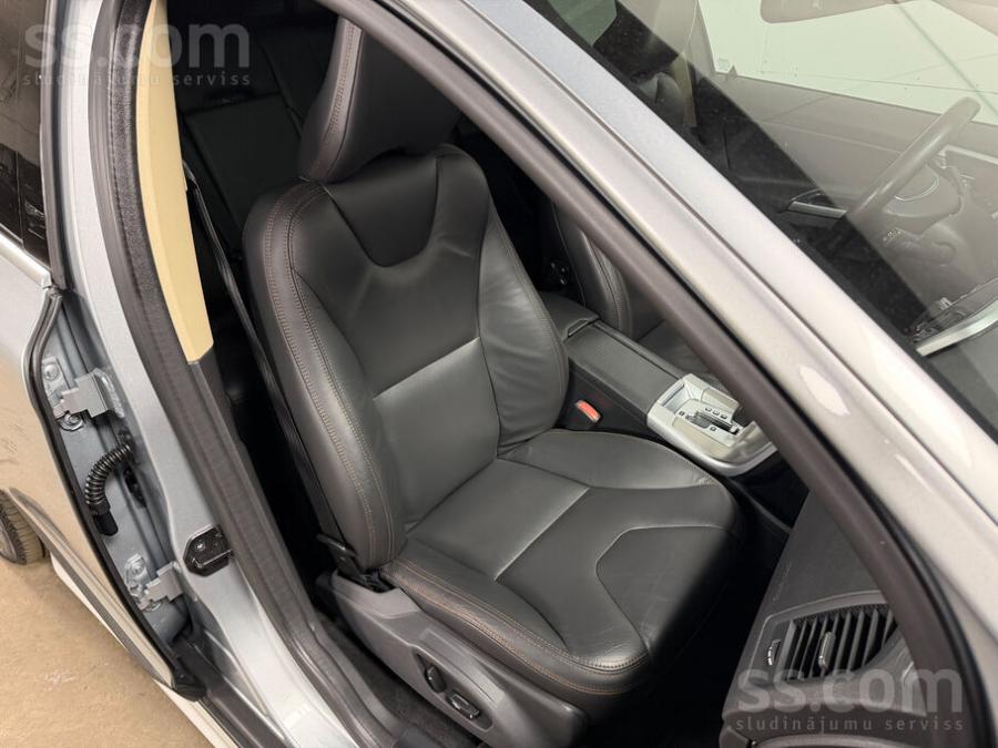 Grey Volvo XC60 2011 in Jurmala, with an engine capacity of 2.00 L and mileage of 212 thousand km for 10450 €, photo 21 on AUTOMOTO.COM.LV