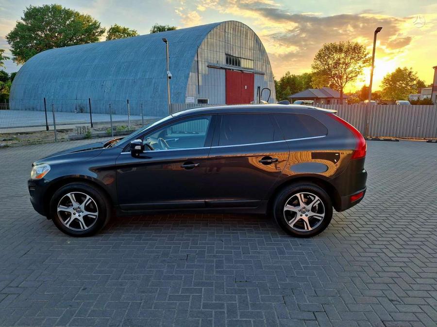 Grey Volvo XC60 2011 in Vilkaviskis, with an engine capacity of 2.40 L and mileage of 318 thousand km for 7100 €, photo 3 on AUTOMOTO.COM.LV