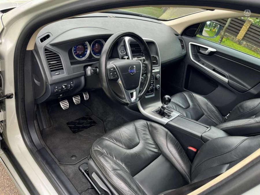 Grey Volvo XC60 2011 in Taurage, with an engine capacity of 1.98 L and mileage of 181 thousand km for 7850 €, photo 11 on AUTOMOTO.COM.LV