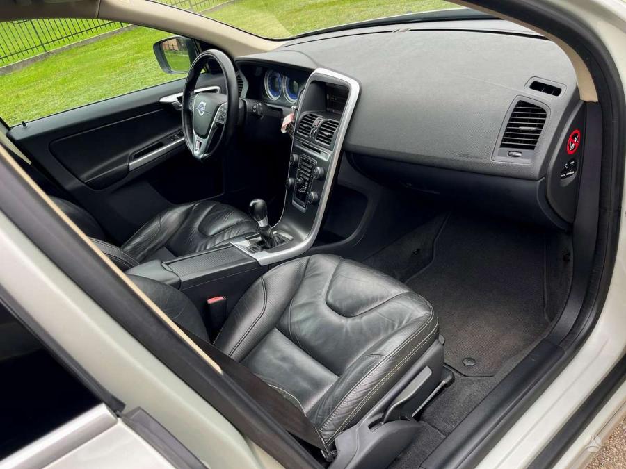 Grey Volvo XC60 2011 in Taurage, with an engine capacity of 1.98 L and mileage of 181 thousand km for 7850 €, photo 13 on AUTOMOTO.COM.LV