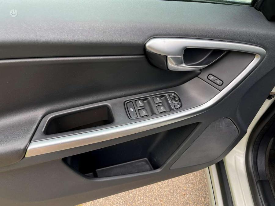 Grey Volvo XC60 2011 in Taurage, with an engine capacity of 1.98 L and mileage of 181 thousand km for 7850 €, photo 17 on AUTOMOTO.COM.LV