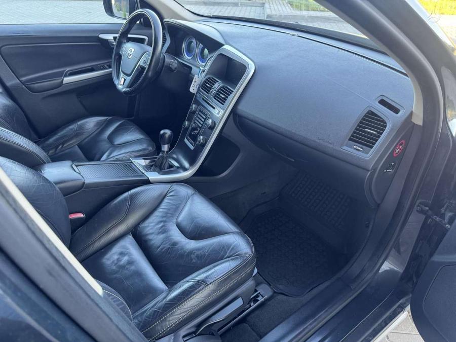 Grey Volvo XC60 2011 in Vilnius, with an engine capacity of 2.00 L and mileage of 270 thousand km for 8750 €, photo 14 on AUTOMOTO.COM.LV